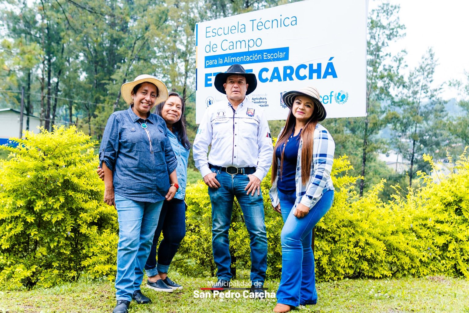 𝗦𝗲 𝗿𝗲𝗮𝗹𝗶𝘇𝗮 𝗲𝗻𝘁𝗿𝗲𝗴𝗮 𝗼𝗳𝗶𝗰𝗶𝗮𝗹 𝗱𝗲 𝗘𝘀𝗰𝘂𝗲𝗹𝗮 𝗧𝗲́𝗰𝗻𝗶𝗰𝗮 👩‍🌾👨🏽‍🌾 – Municipalidad ...